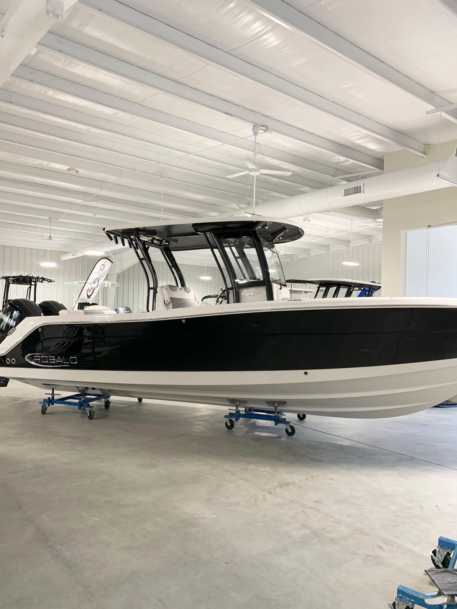 2021 Robalo 302 Black/White For Sale In NC - Angler's Marine - 910-755-7900
